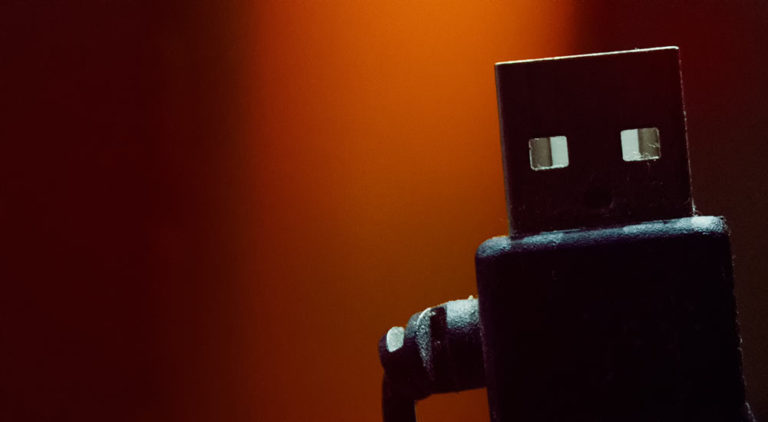 How to Safely Open an Untrusted USB? - Geekswipe